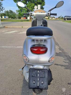 Pelēks Piaggio Vespa 1999 Panevēža, ar dzinēja tilpumu 0.15 L un nobraukumu 17 tūkst. km par 950 €, foto 11 vietnē AUTOMOTO.COM.LV