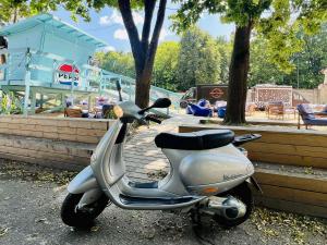 Grey Piaggio Vespa 2001 in Vilnius, with an engine capacity of 0.13 L and mileage of 16 thousand km for 1500 €, photo 3 on AUTOMOTO.COM.LV