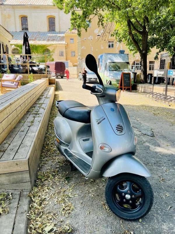 Pelēks Piaggio Vespa 2001 Viļņa, ar dzinēja tilpumu 0.13 L un nobraukumu 16 tūkst. km par 1500 €, foto 3 vietnē AUTOMOTO.COM.LV