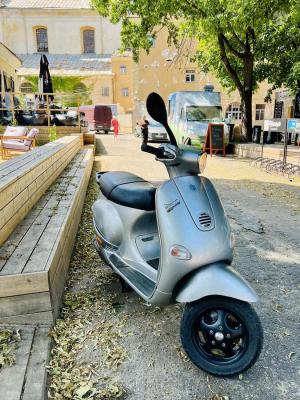 Grey Piaggio Vespa 2001 in Vilnius, with an engine capacity of 0.13 L and mileage of 16 thousand km for 1500 €, photo 4 on AUTOMOTO.COM.LV