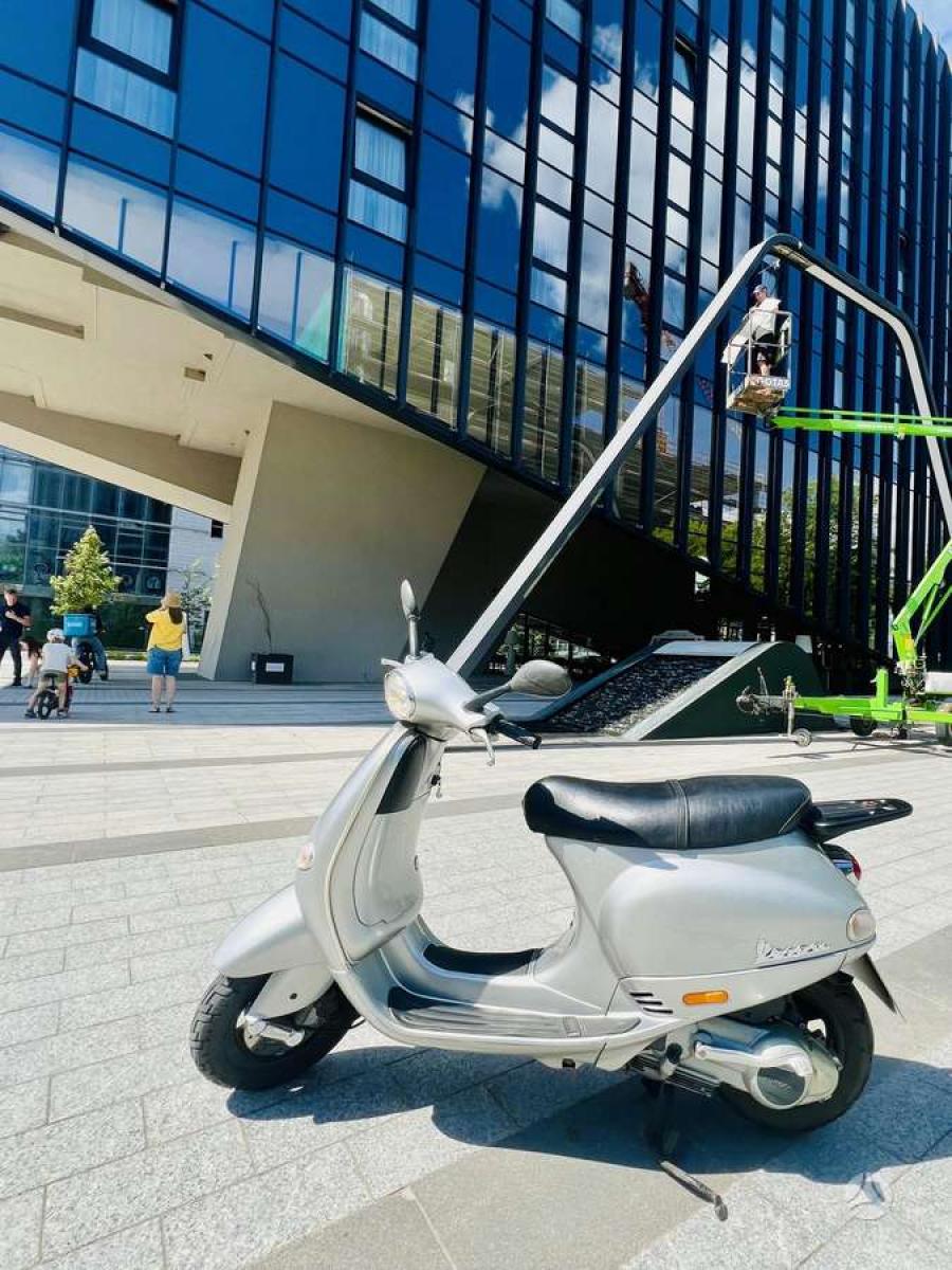 Grey Piaggio Vespa 2001 in Vilnius, with an engine capacity of 0.13 L and mileage of 16 thousand km for 1500 €, photo 5 on AUTOMOTO.COM.LV