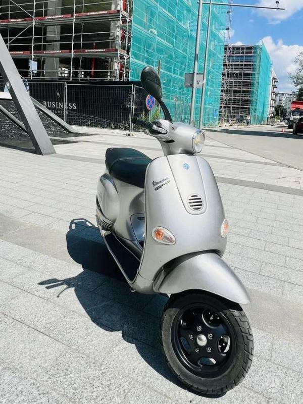 Pelēks Piaggio Vespa 2001 Viļņa, ar dzinēja tilpumu 0.13 L un nobraukumu 16 tūkst. km par 1500 €, foto 5 vietnē AUTOMOTO.COM.LV