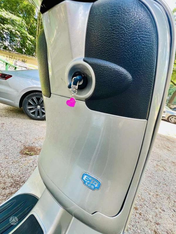 Pelēks Piaggio Vespa 2001 Viļņa, ar dzinēja tilpumu 0.13 L un nobraukumu 16 tūkst. km par 1500 €, foto 8 vietnē AUTOMOTO.COM.LV
