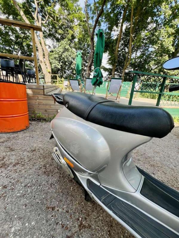 Pelēks Piaggio Vespa 2001 Viļņa, ar dzinēja tilpumu 0.13 L un nobraukumu 16 tūkst. km par 1500 €, foto 9 vietnē AUTOMOTO.COM.LV