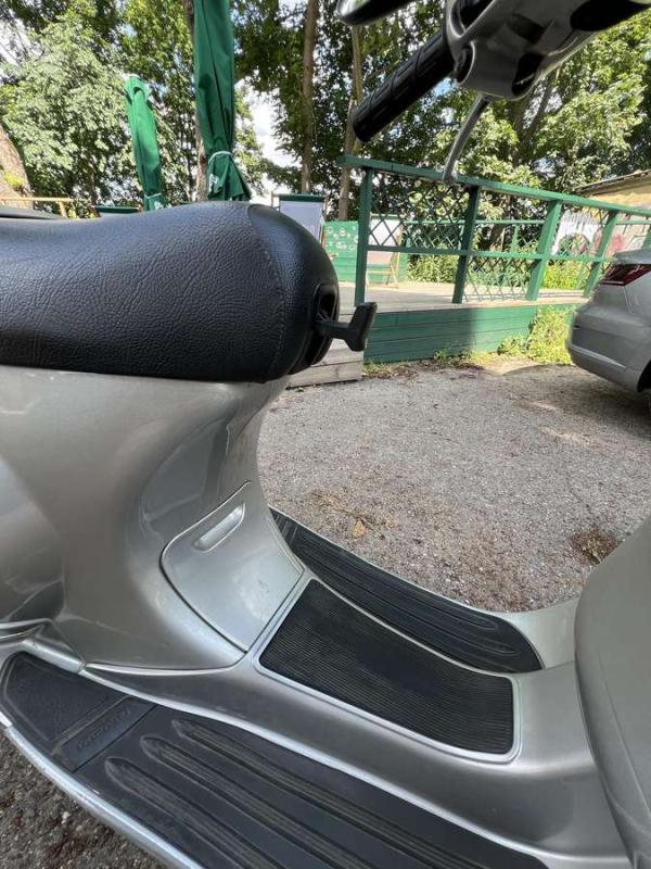 Pelēks Piaggio Vespa 2001 Viļņa, ar dzinēja tilpumu 0.13 L un nobraukumu 16 tūkst. km par 1500 €, foto 10 vietnē AUTOMOTO.COM.LV