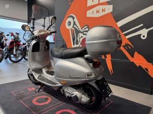 Grey Piaggio Vespa 2004 in Vilnius, with an engine capacity of 0.13 L and mileage of 16 thousand km for 1799 €, photo 4 on AUTOMOTO.COM.LV