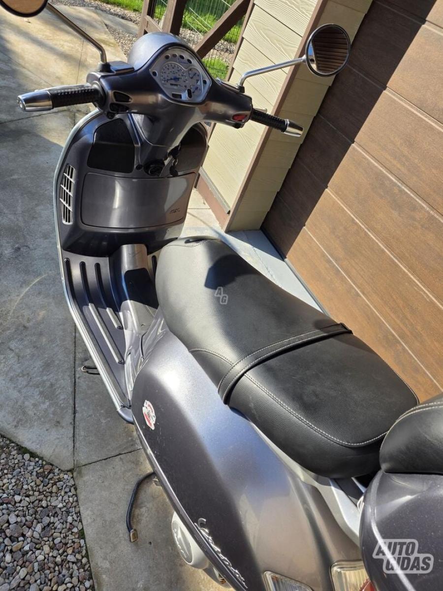 Pelēks Piaggio Vespa 2004 Pasvalys, ar dzinēja tilpumu 0.13 L un nobraukumu 30 tūkst. km par 1299 €, foto 20 vietnē AUTOMOTO.COM.LV