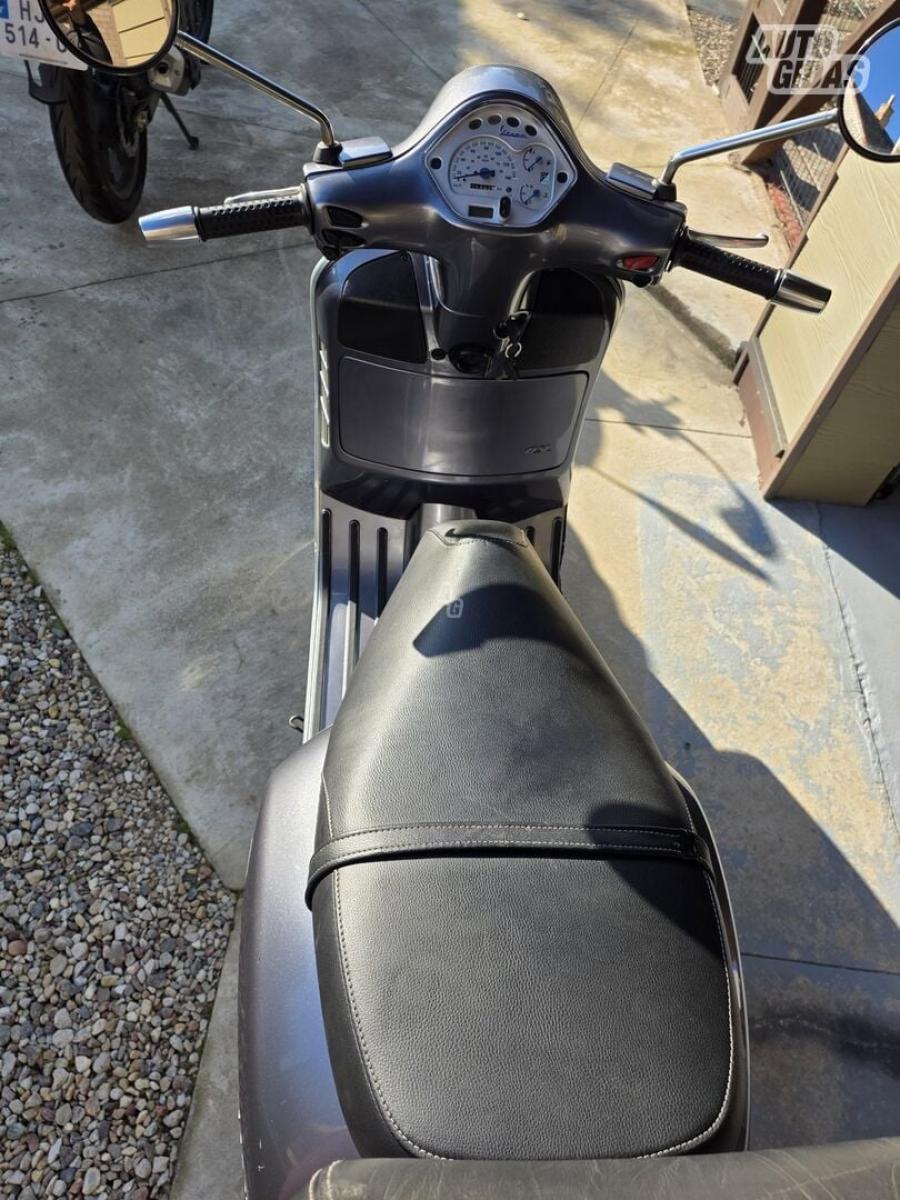 Pelēks Piaggio Vespa 2004 Pasvalys, ar dzinēja tilpumu 0.13 L un nobraukumu 30 tūkst. km par 1299 €, foto 26 vietnē AUTOMOTO.COM.LV