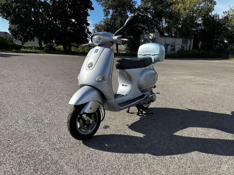 Grey Piaggio Vespa 2005 in Alytus, with an engine capacity of 0.13 L and mileage of 19 thousand km for 1350 €, photo 1 on AUTOMOTO.COM.LV