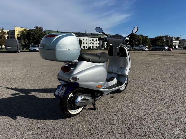 Piaggio Vespa 2005 в Алитус на AUTOMOTO.COM.LV Серый Piaggio Vespa 2005 в Алитус, объемом двигателя 0.13 л и пробегом 19 тыс. км за 1350 €, фото 4 на AUTOMOTO.COM.LV