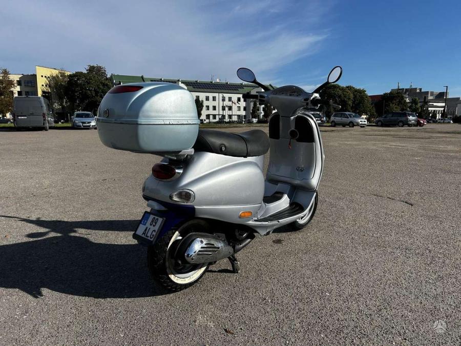 Grey Piaggio Vespa 2005 in Alytus, with an engine capacity of 0.13 L and mileage of 19 thousand km for 1350 €, photo 4 on AUTOMOTO.COM.LV