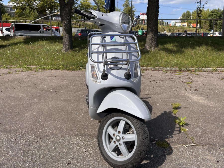 Pelēks Piaggio Vespa 2006 Viļņa, ar dzinēja tilpumu 49.00 L un nobraukumu 14 tūkst. km par 1000 €, foto 3 vietnē AUTOMOTO.COM.LV