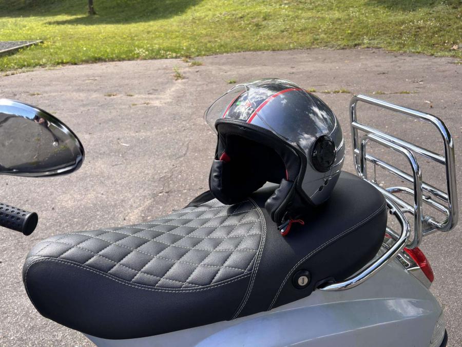 Pelēks Piaggio Vespa 2006 Viļņa, ar dzinēja tilpumu 49.00 L un nobraukumu 14 tūkst. km par 1000 €, foto 8 vietnē AUTOMOTO.COM.LV