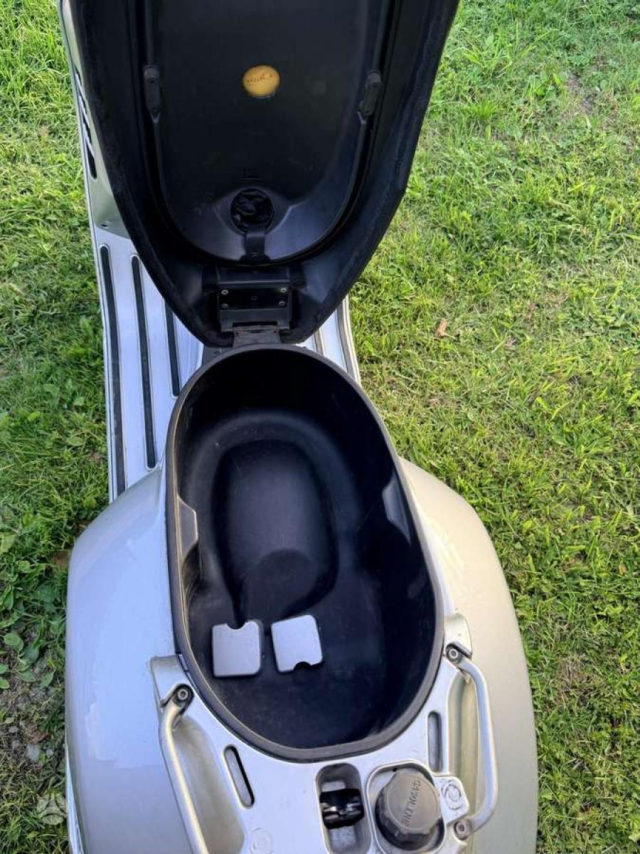 Pelēks Piaggio Vespa 2007 Kauņa, ar dzinēja tilpumu 0.13 L un nobraukumu 16 tūkst. km par 1499 €, foto 8 vietnē AUTOMOTO.COM.LV