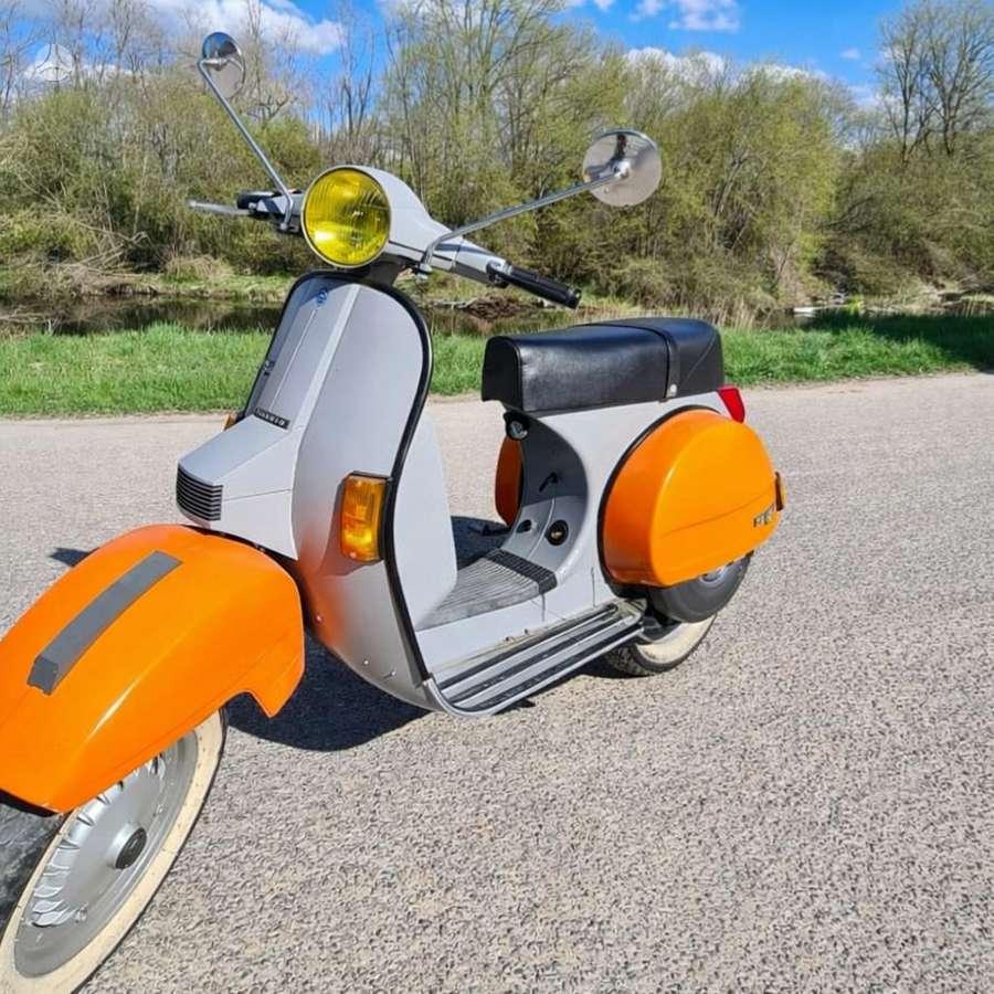 Grey Piaggio Vespa 2014 in Vilnius, with an engine capacity of 0.15 L and mileage of 15 thousand km for 2500 €, photo 1 on AUTOMOTO.COM.LV