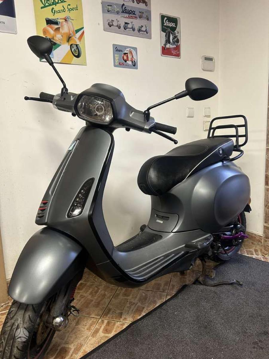 Grey Piaggio Vespa 2016 in Vilnius, with an engine capacity of 49.00 L and mileage of 19 thousand km for 1650 €, photo 1 on AUTOMOTO.COM.LV