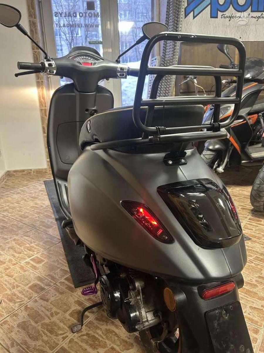 Grey Piaggio Vespa 2016 in Vilnius, with an engine capacity of 49.00 L and mileage of 19 thousand km for 1650 €, photo 3 on AUTOMOTO.COM.LV