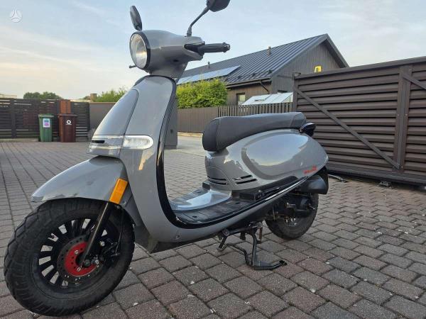 Grey Piaggio Vespa 2021 in Kaunas, with an engine capacity of 49.00 L and mileage of 31 thousand km for 1450 €, photo 3 on AUTOMOTO.COM.LV