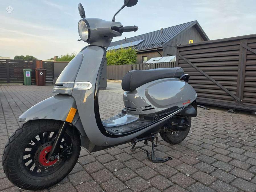Pelēks Piaggio Vespa 2021 Kauņa, ar dzinēja tilpumu 49.00 L un nobraukumu 31 tūkst. km par 1450 €, foto 4 vietnē AUTOMOTO.COM.LV