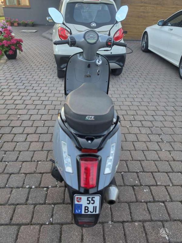 Grey Piaggio Vespa 2021 in Kaunas, with an engine capacity of 49.00 L and mileage of 31 thousand km for 1450 €, photo 4 on AUTOMOTO.COM.LV