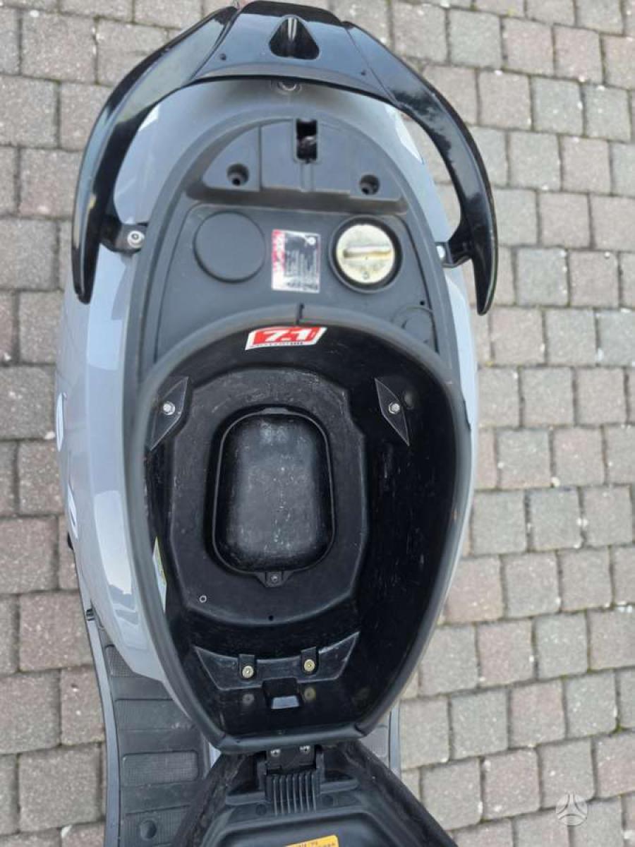 Pelēks Piaggio Vespa 2021 Kauņa, ar dzinēja tilpumu 49.00 L un nobraukumu 31 tūkst. km par 1450 €, foto 6 vietnē AUTOMOTO.COM.LV