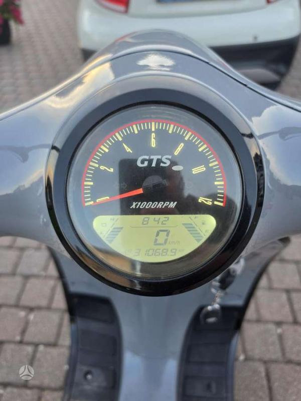 Grey Piaggio Vespa 2021 in Kaunas, with an engine capacity of 49.00 L and mileage of 31 thousand km for 1450 €, photo 6 on AUTOMOTO.COM.LV