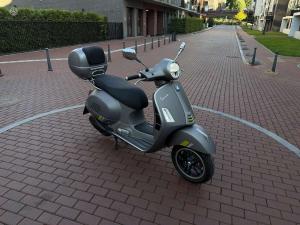 Серый Piaggio Vespa 2023 в Вильнюс, объемом двигателя 0.28 л и пробегом 8 тыс. км за 6000 €, фото  на AUTOMOTO.COM.LV