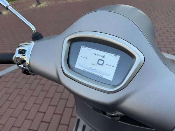 Pelēks Piaggio Vespa 2023 Viļņa, ar dzinēja tilpumu 0.28 L un nobraukumu 8 tūkst. km par 6000 €, foto 10 vietnē AUTOMOTO.COM.LV