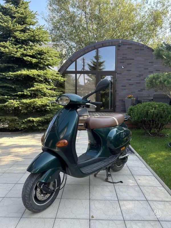 Piaggio Vespa 2000 Viļņa, ar dzinēja tilpumu 49.00 L un nobraukumu 15 tūkst. km par 800 €, foto 5 vietnē AUTOMOTO.COM.LV