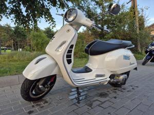 Piaggio Vespa 2016 Kauņa, ar dzinēja tilpumu 0.30 L un nobraukumu 12 tūkst. km par 3600 €, foto  vietnē AUTOMOTO.COM.LV