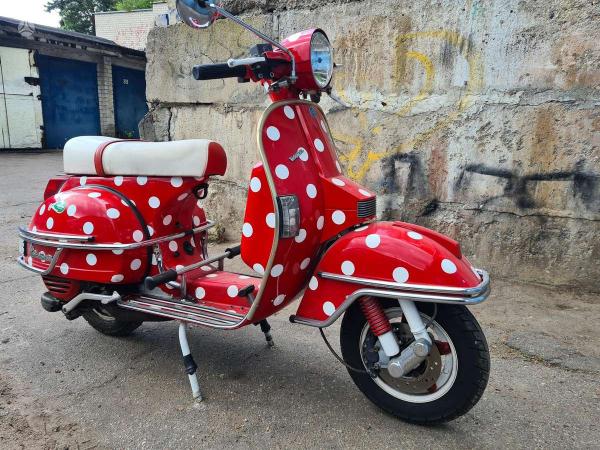 Red Piaggio Vespa 2001 in Vilnius, with an engine capacity of 49.00 L and mileage of 1 thousand km for 1699 €, photo 1 on AUTOMOTO.COM.LV