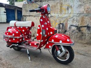 Red Piaggio Vespa 2001 in Vilnius, with an engine capacity of 49.00 L and mileage of 1 thousand km for 1699 €, photo  on AUTOMOTO.COM.LV