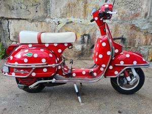 Red Piaggio Vespa 2001 in Vilnius, with an engine capacity of 49.00 L and mileage of 1 thousand km for 1699 €, photo 4 on AUTOMOTO.COM.LV