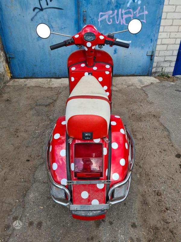 Red Piaggio Vespa 2001 in Vilnius, with an engine capacity of 49.00 L and mileage of 1 thousand km for 1699 €, photo 5 on AUTOMOTO.COM.LV