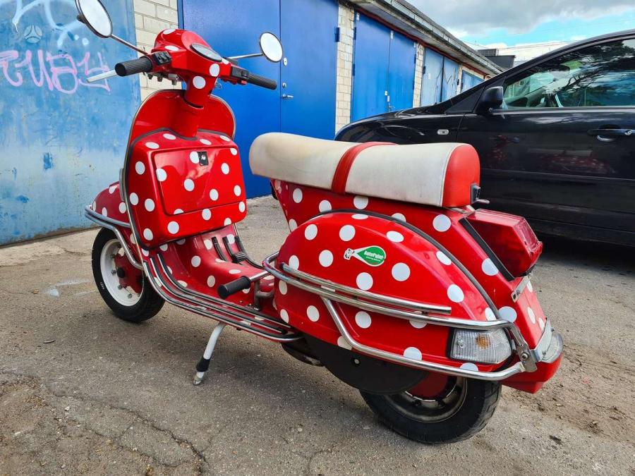 Red Piaggio Vespa 2001 in Vilnius, with an engine capacity of 49.00 L and mileage of 1 thousand km for 1699 €, photo 7 on AUTOMOTO.COM.LV
