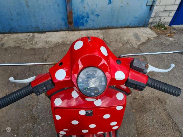Red Piaggio Vespa 2001 in Vilnius, with an engine capacity of 49.00 L and mileage of 1 thousand km for 1699 €, photo 8 on AUTOMOTO.COM.LV
