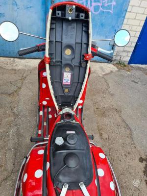 Red Piaggio Vespa 2001 in Vilnius, with an engine capacity of 49.00 L and mileage of 1 thousand km for 1699 €, photo 11 on AUTOMOTO.COM.LV