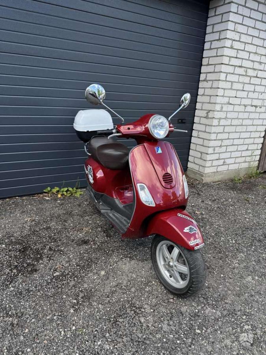 Red Piaggio Vespa 2008 in Kaunas, with an engine capacity of 49.00 L and mileage of 30 thousand km for 900 €, photo 3 on AUTOMOTO.COM.LV