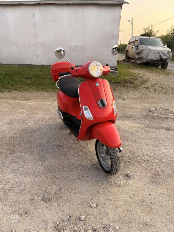 Red Piaggio Vespa 2008 in Siauliai, with an engine capacity of 49.00 L and mileage of 2 thousand km for 950 €, photo 1 on AUTOMOTO.COM.LV