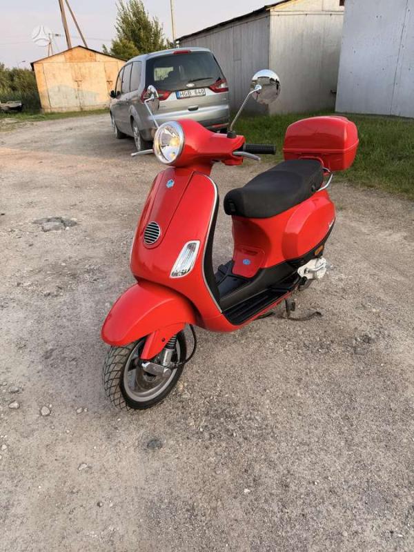Red Piaggio Vespa 2008 in Siauliai, with an engine capacity of 49.00 L and mileage of 2 thousand km for 950 €, photo 2 on AUTOMOTO.COM.LV