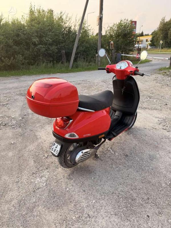 Red Piaggio Vespa 2008 in Siauliai, with an engine capacity of 49.00 L and mileage of 2 thousand km for 950 €, photo 3 on AUTOMOTO.COM.LV