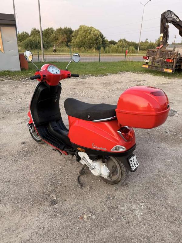Red Piaggio Vespa 2008 in Siauliai, with an engine capacity of 49.00 L and mileage of 2 thousand km for 950 €, photo 4 on AUTOMOTO.COM.LV