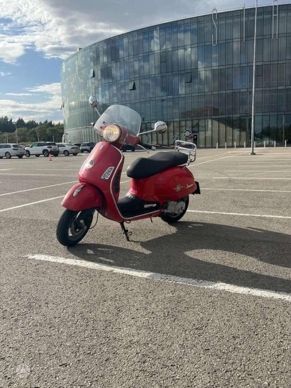 Red Piaggio Vespa 2008 in Siauliai, with an engine capacity of 0.25 L and mileage of 35 thousand km for 2150 €, photo 1 on AUTOMOTO.COM.LV