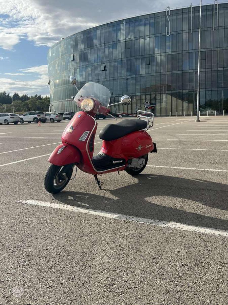 Red Piaggio Vespa 2008 in Siauliai, with an engine capacity of 0.25 L and mileage of 35 thousand km for 2150 €, photo 1 on AUTOMOTO.COM.LV