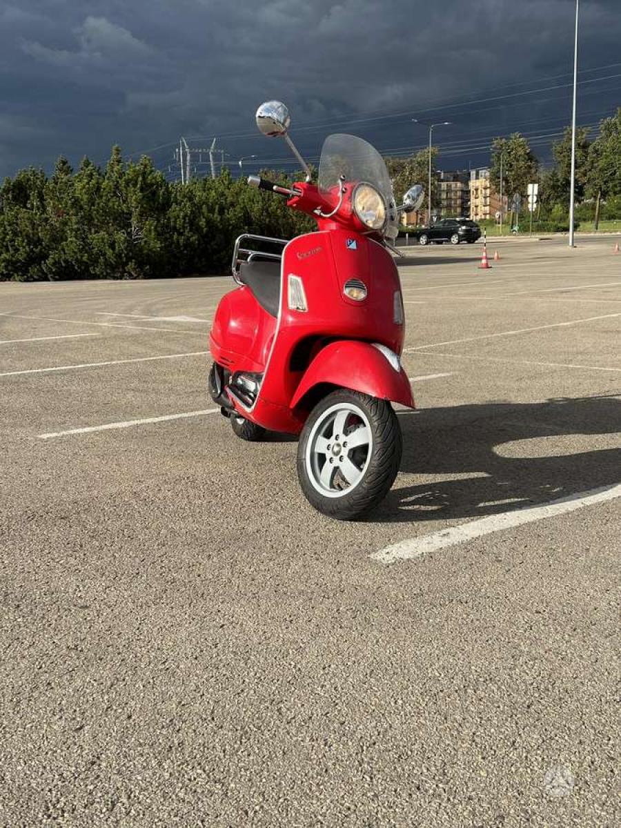 Red Piaggio Vespa 2008 in Siauliai, with an engine capacity of 0.25 L and mileage of 35 thousand km for 2150 €, photo 3 on AUTOMOTO.COM.LV