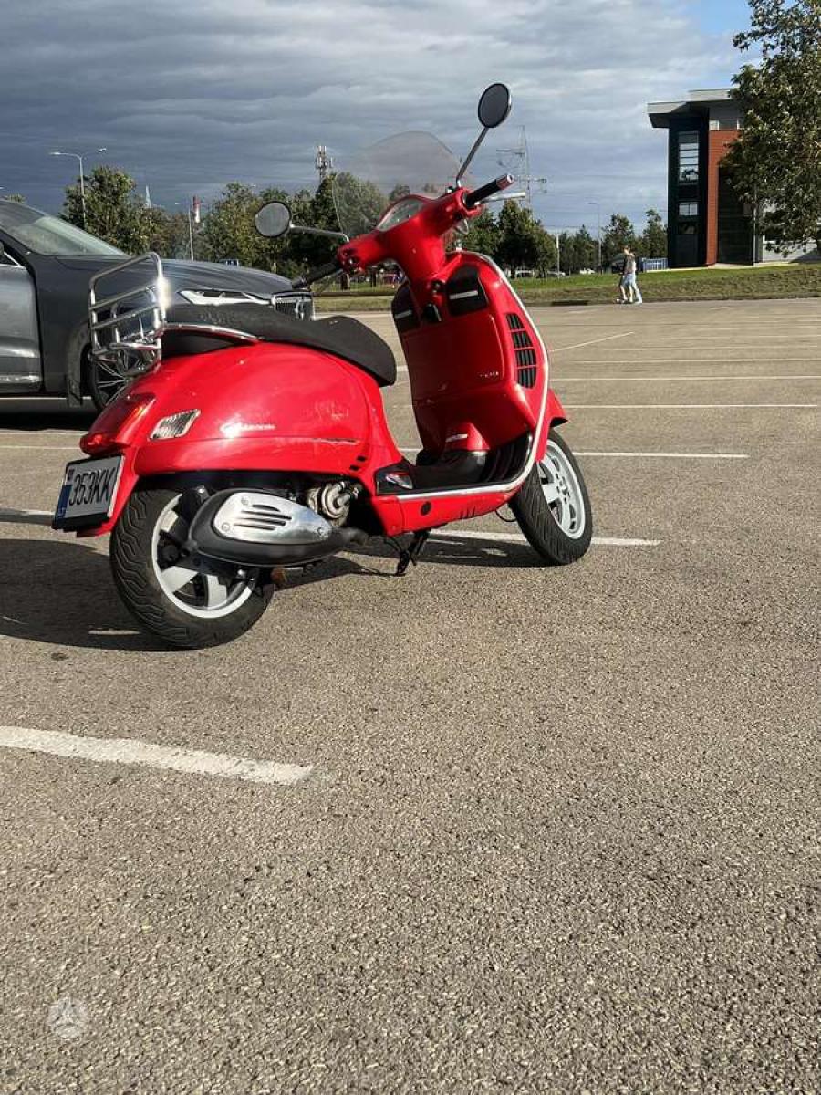 Red Piaggio Vespa 2008 in Siauliai, with an engine capacity of 0.25 L and mileage of 35 thousand km for 2150 €, photo 4 on AUTOMOTO.COM.LV
