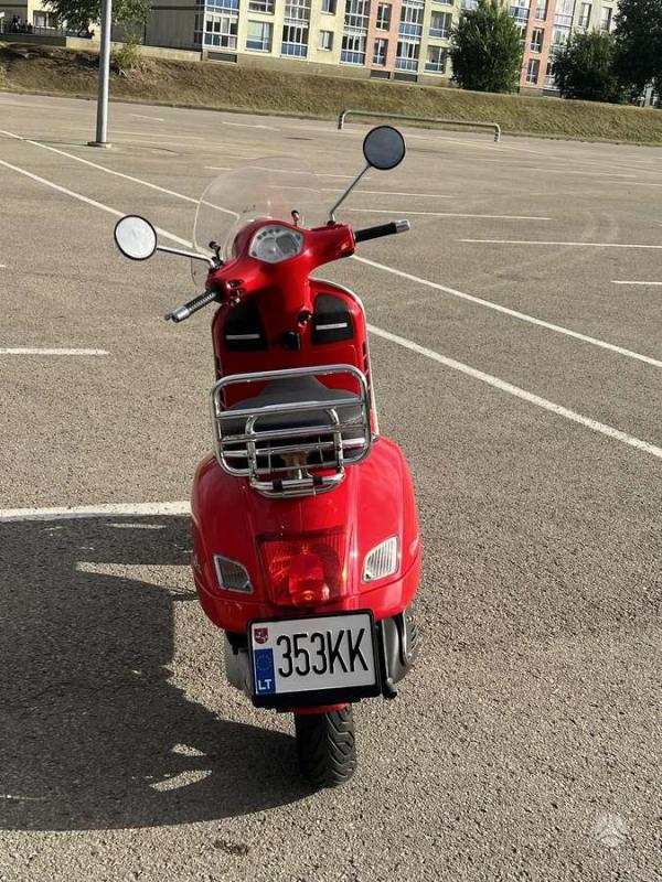 Red Piaggio Vespa 2008 in Siauliai, with an engine capacity of 0.25 L and mileage of 35 thousand km for 2150 €, photo 4 on AUTOMOTO.COM.LV