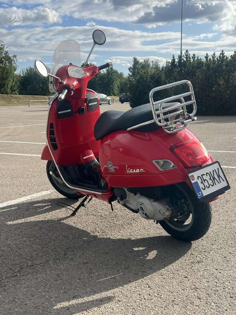 Red Piaggio Vespa 2008 in Siauliai, with an engine capacity of 0.25 L and mileage of 35 thousand km for 2150 €, photo 6 on AUTOMOTO.COM.LV