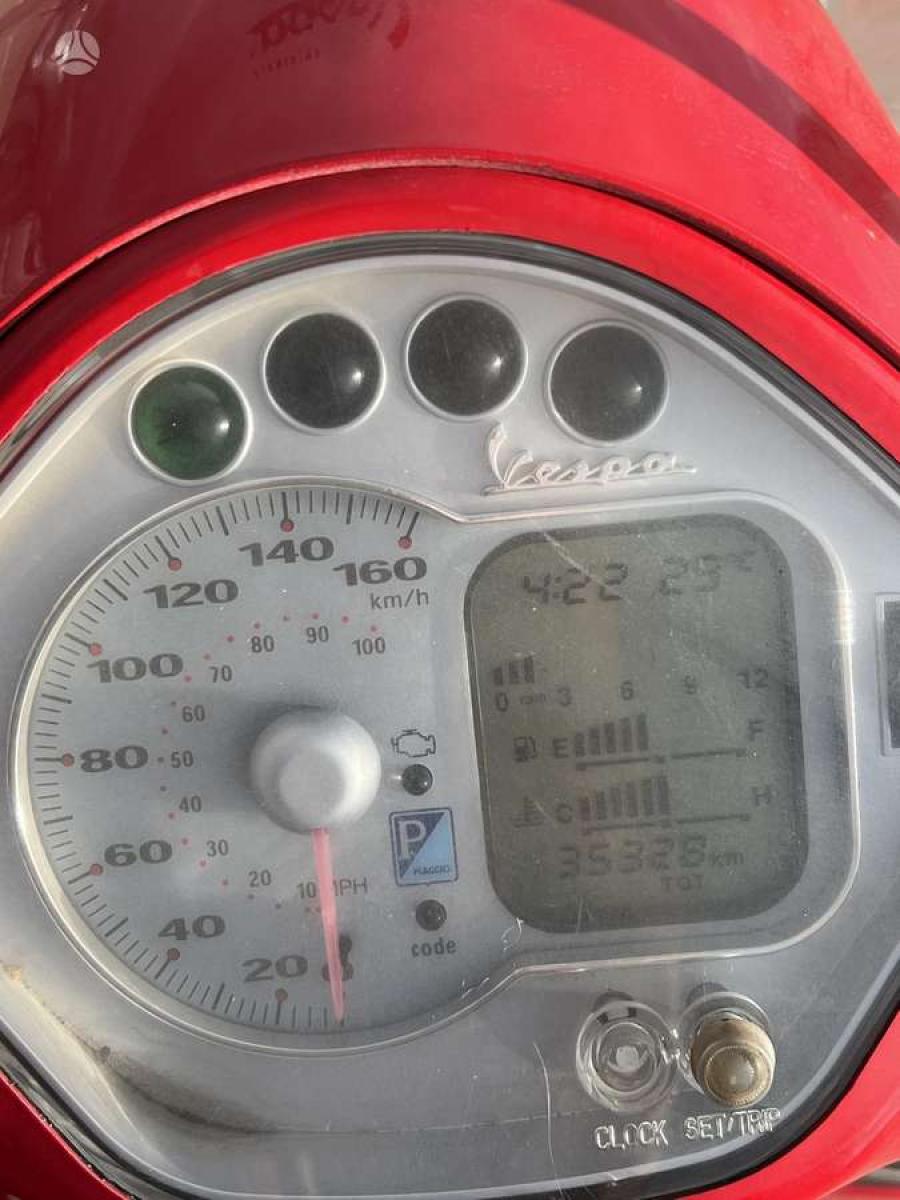 Red Piaggio Vespa 2008 in Siauliai, with an engine capacity of 0.25 L and mileage of 35 thousand km for 2150 €, photo 7 on AUTOMOTO.COM.LV