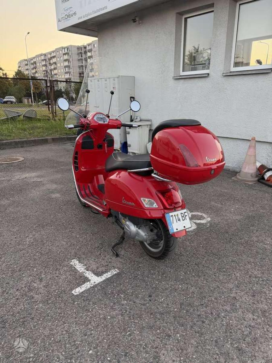 Red Piaggio Vespa 2011 in Vilnius, with an engine capacity of 0.30 L and mileage of 15 thousand km for 2750 €, photo 1 on AUTOMOTO.COM.LV